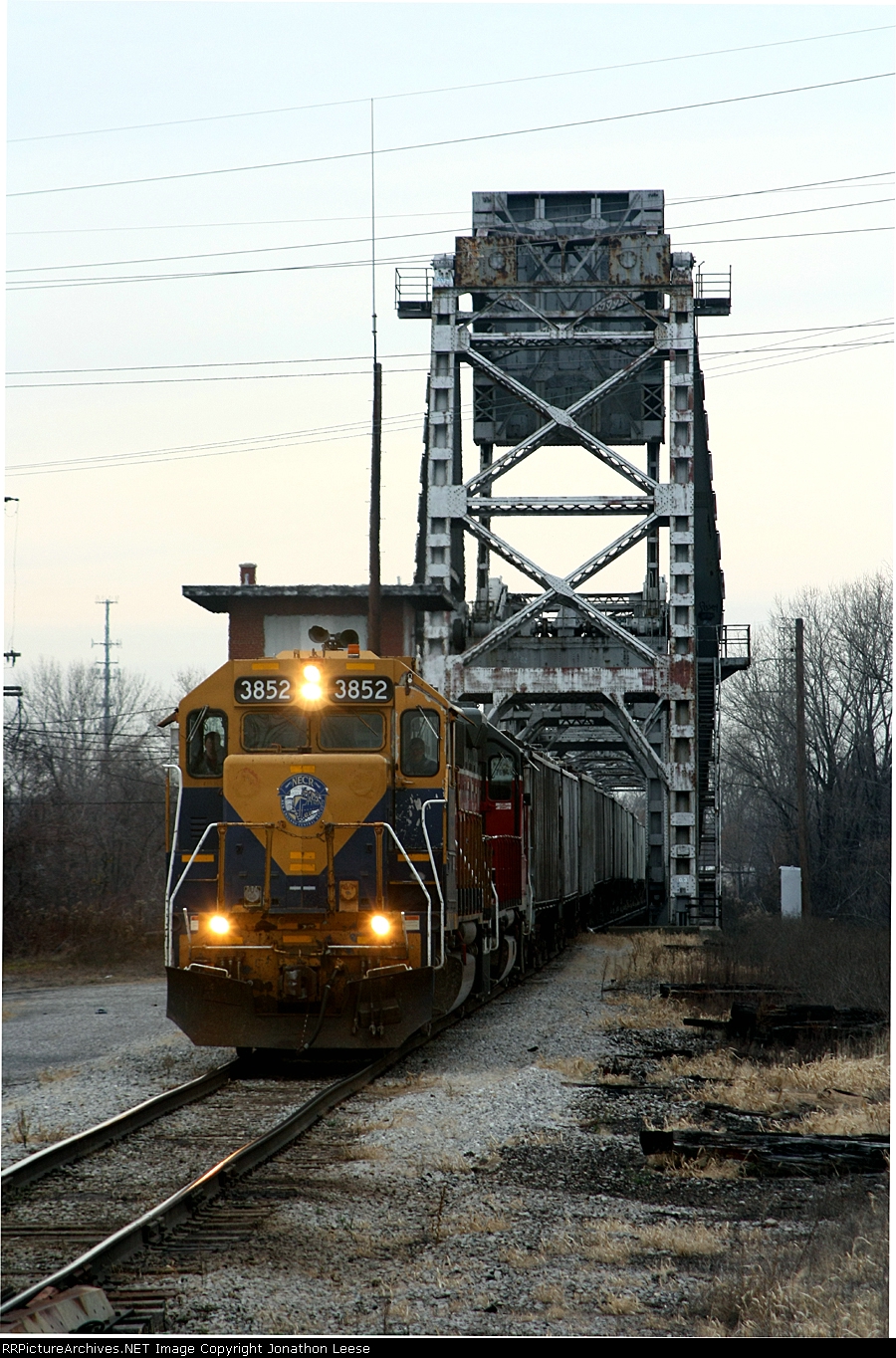 NECR 3852 leads HESR 800 across the river and into the Saginaw Bay Southern yard
